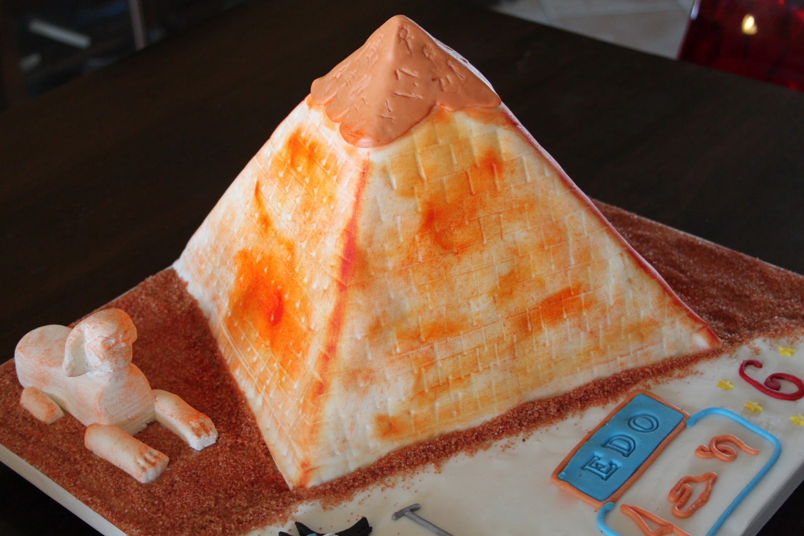 Su Boss De Sas Turtas: Pyramid cake....