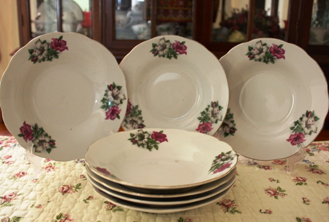 Lemari Cantique: pinggan makan bunga kangkung (SOLD)