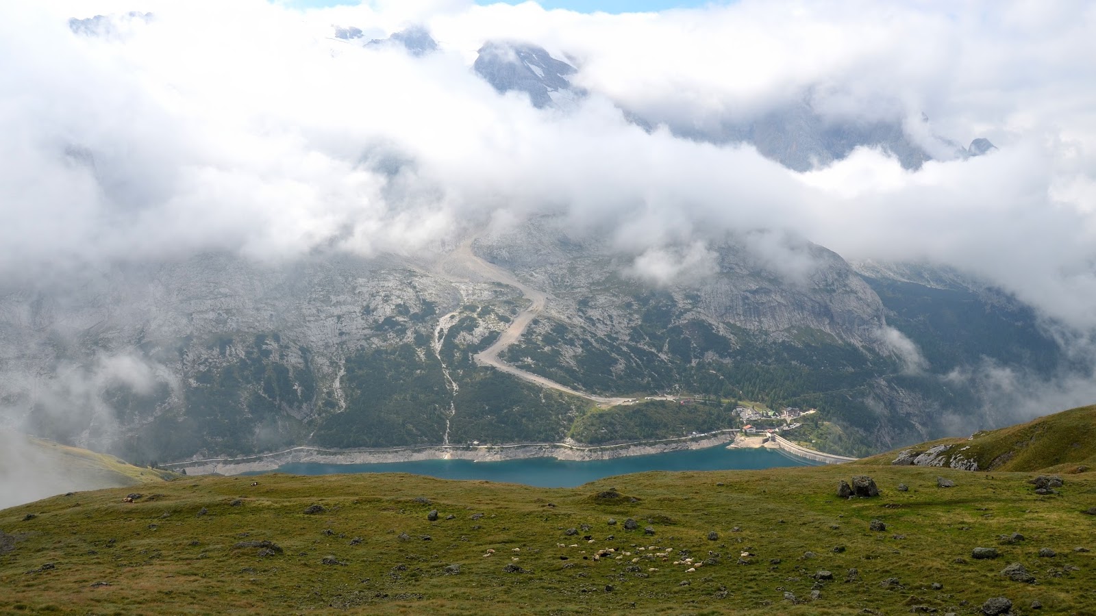 Rifugio Padon e Porta Vescovo: escursione da passo Fedaia