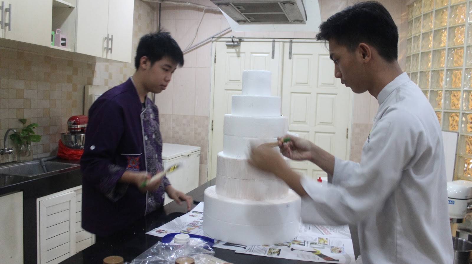 Upside Down Hanging Wayang Wedding Cake, Karya Unik Mahasiswa Akpar ...