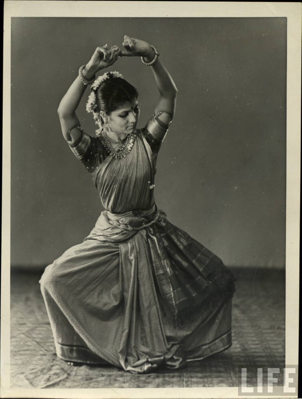 Devadasis: As Sacerdotisas da Dança na Índia Antiga ~ Acesse: www ...