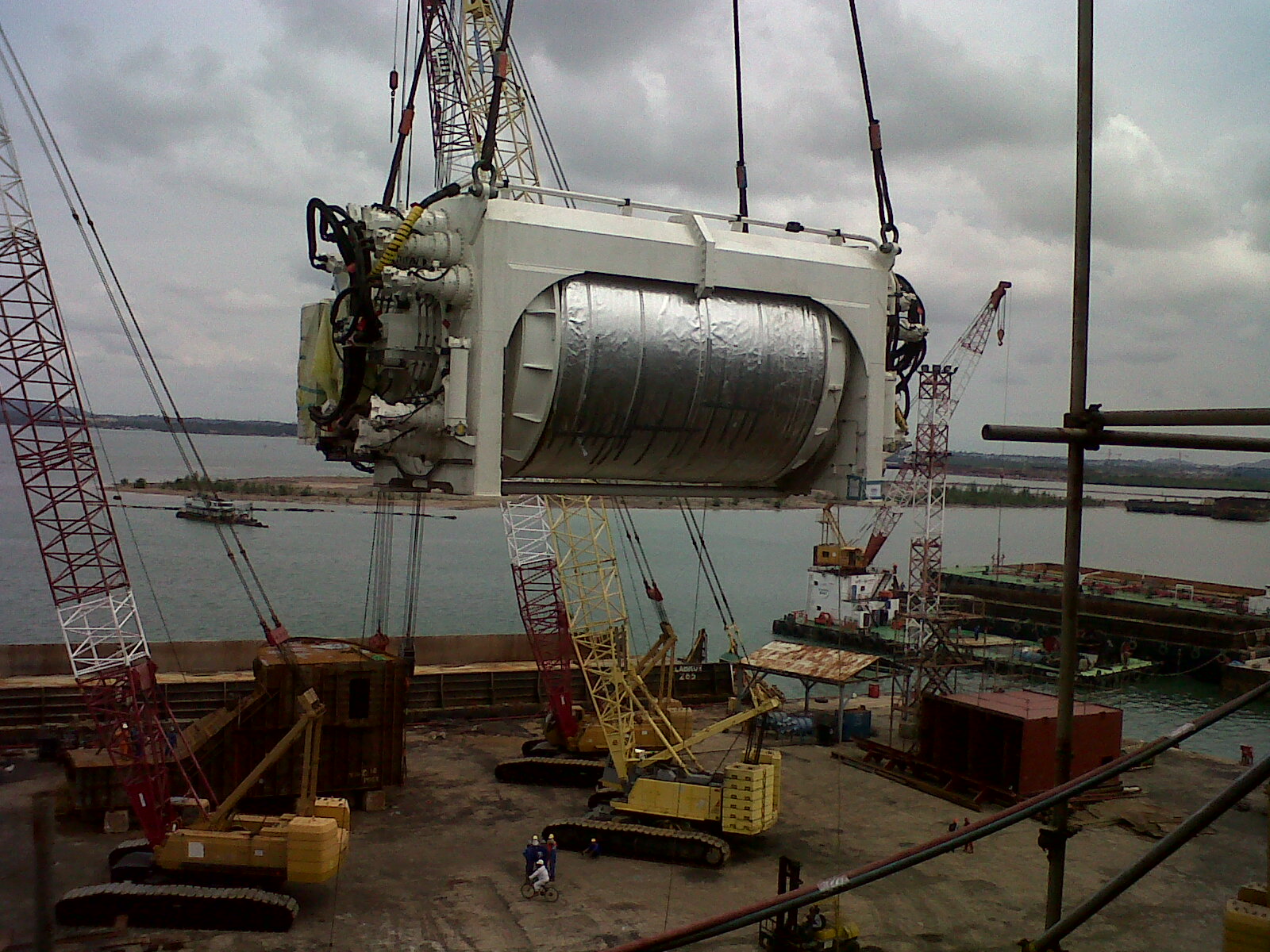 .: OUTFITTING INSTALLATION ON COMPACT SUBMERSIBLE VESSEL