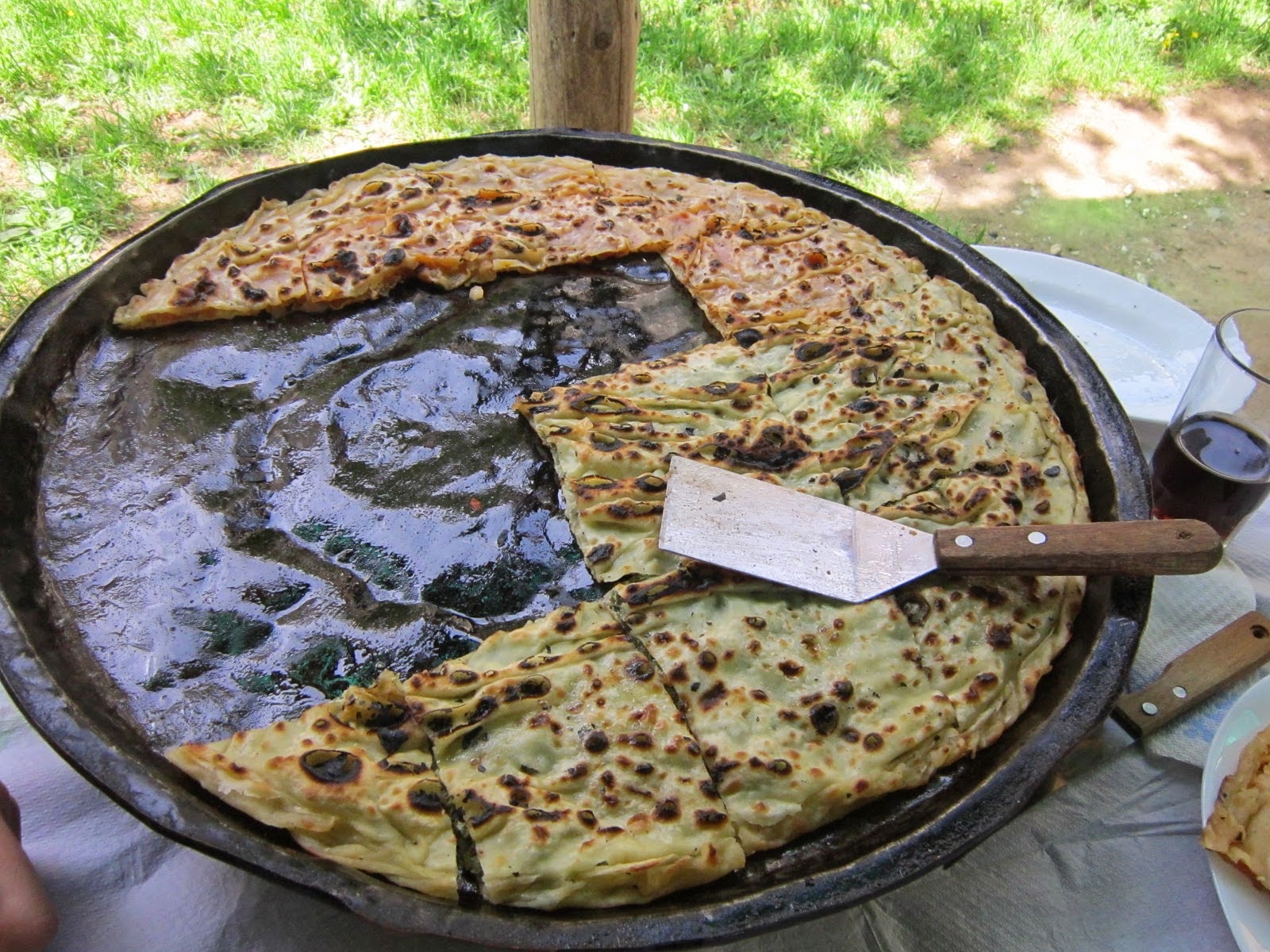 Receta Gatimi moderne dhe tradicionale: Lakrori i pjekur ne sac ,me dy pete