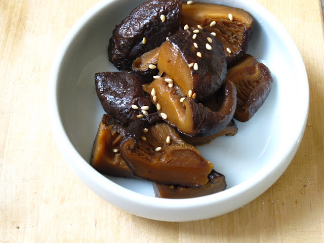 Morgenstille: Pyogo-beoseot jang-jorim 표고버섯장조림: salzig-süße Shiitake