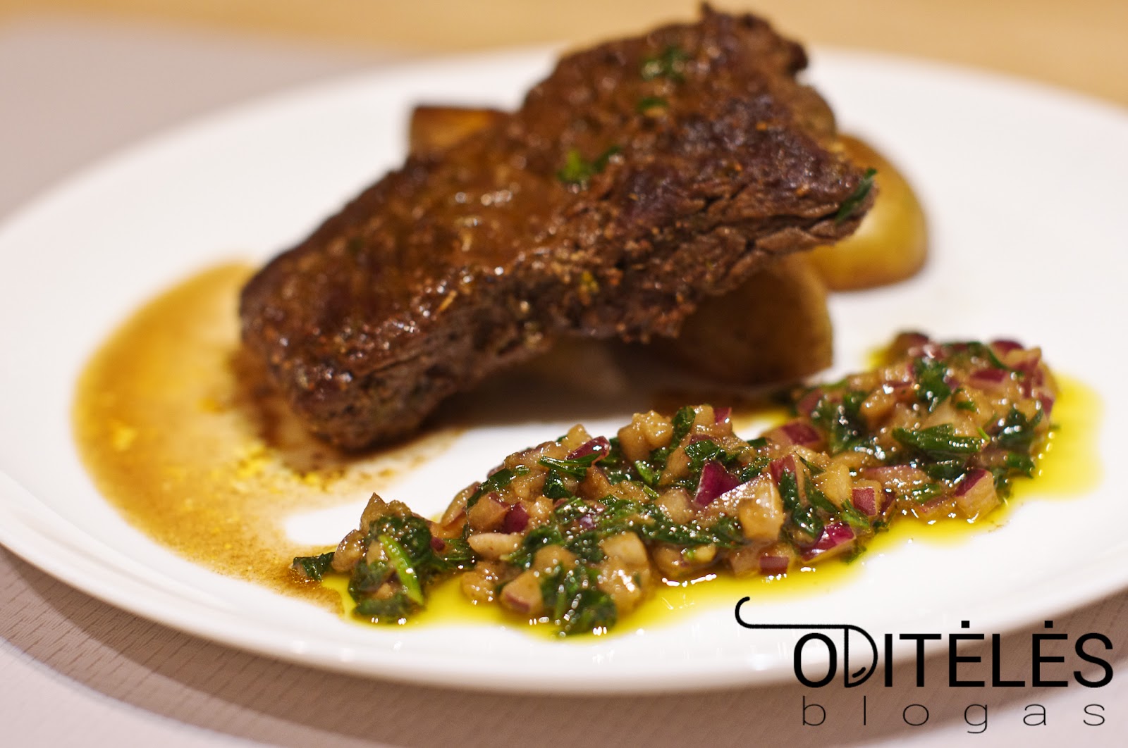 Oditėlės blogas: JAUTIENOS STEIKAS SU RAUDONOJO SVOGŪNO PADAŽU