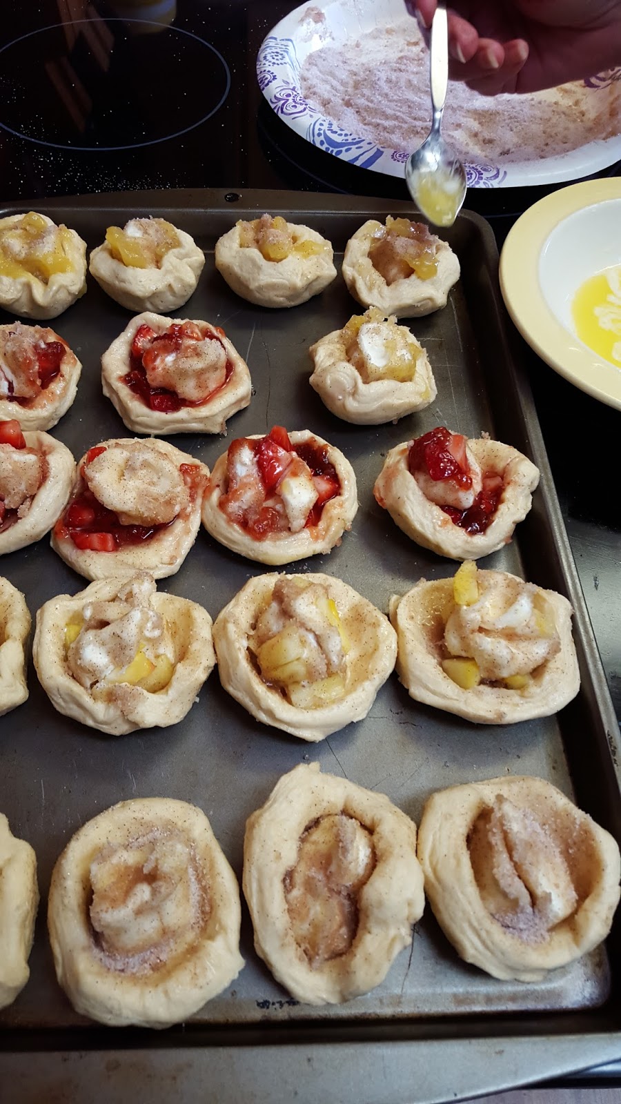 What Holly Has Seen: De's super yummy cinnamon rolls!