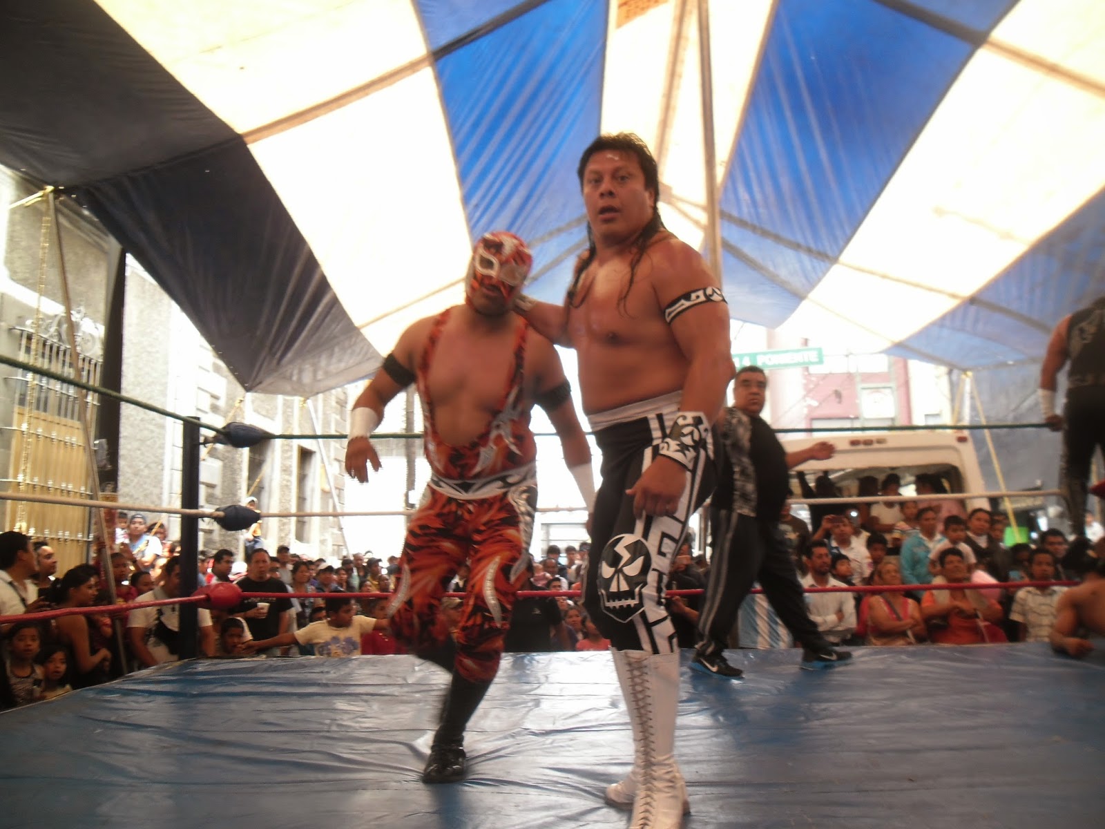 Ultimo Guerrero le da triunfo a su bando Lucha super estelar.
