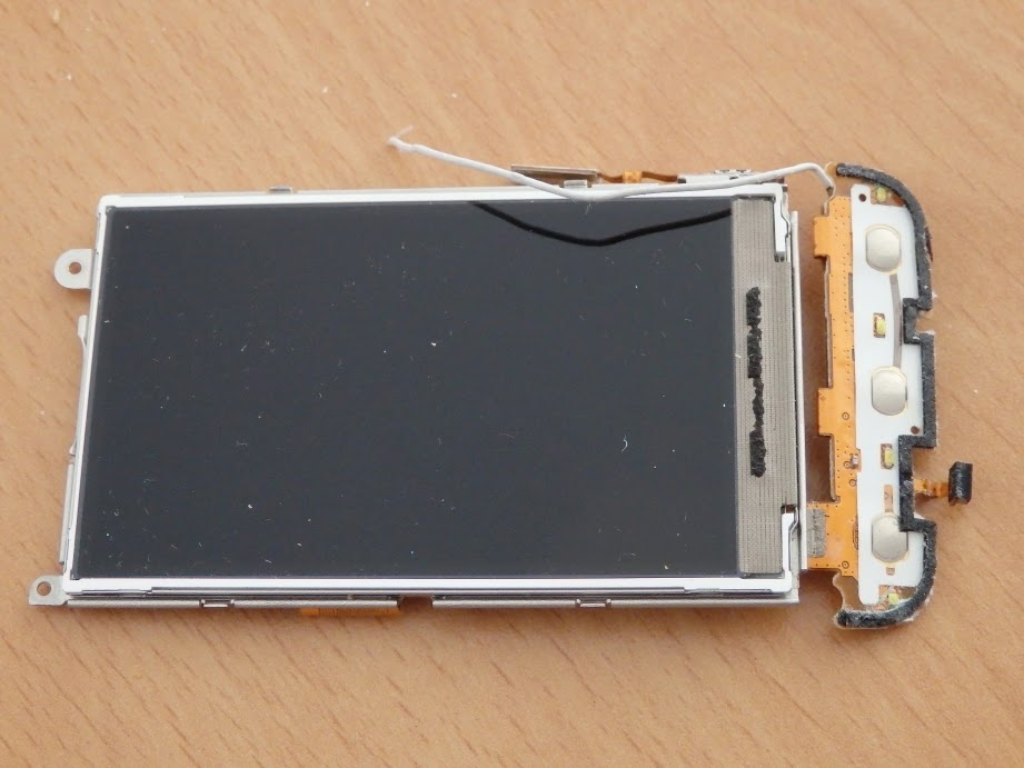 Alma de herrero: Despiece de un teléfono móvil remojado