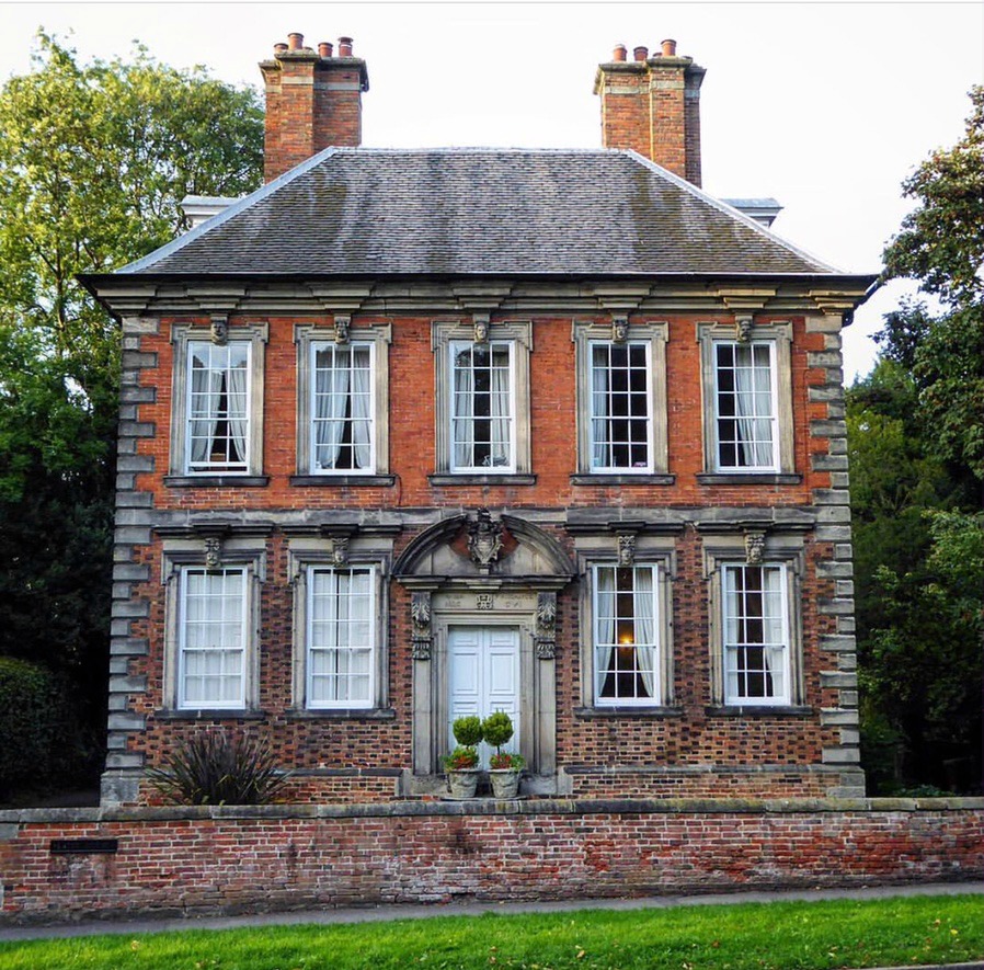 Small 18thC. Mansion in England | Content in a Cottage