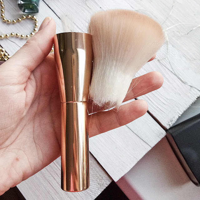 Красивая и очень бюджетная большая кисть для пудры с Aliexpress.