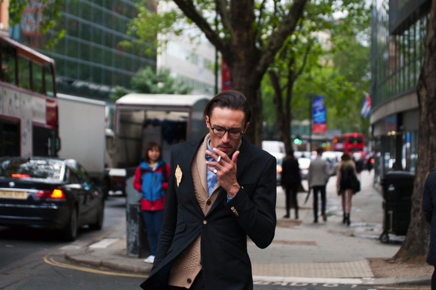 ROS.E.: Men smoking street style