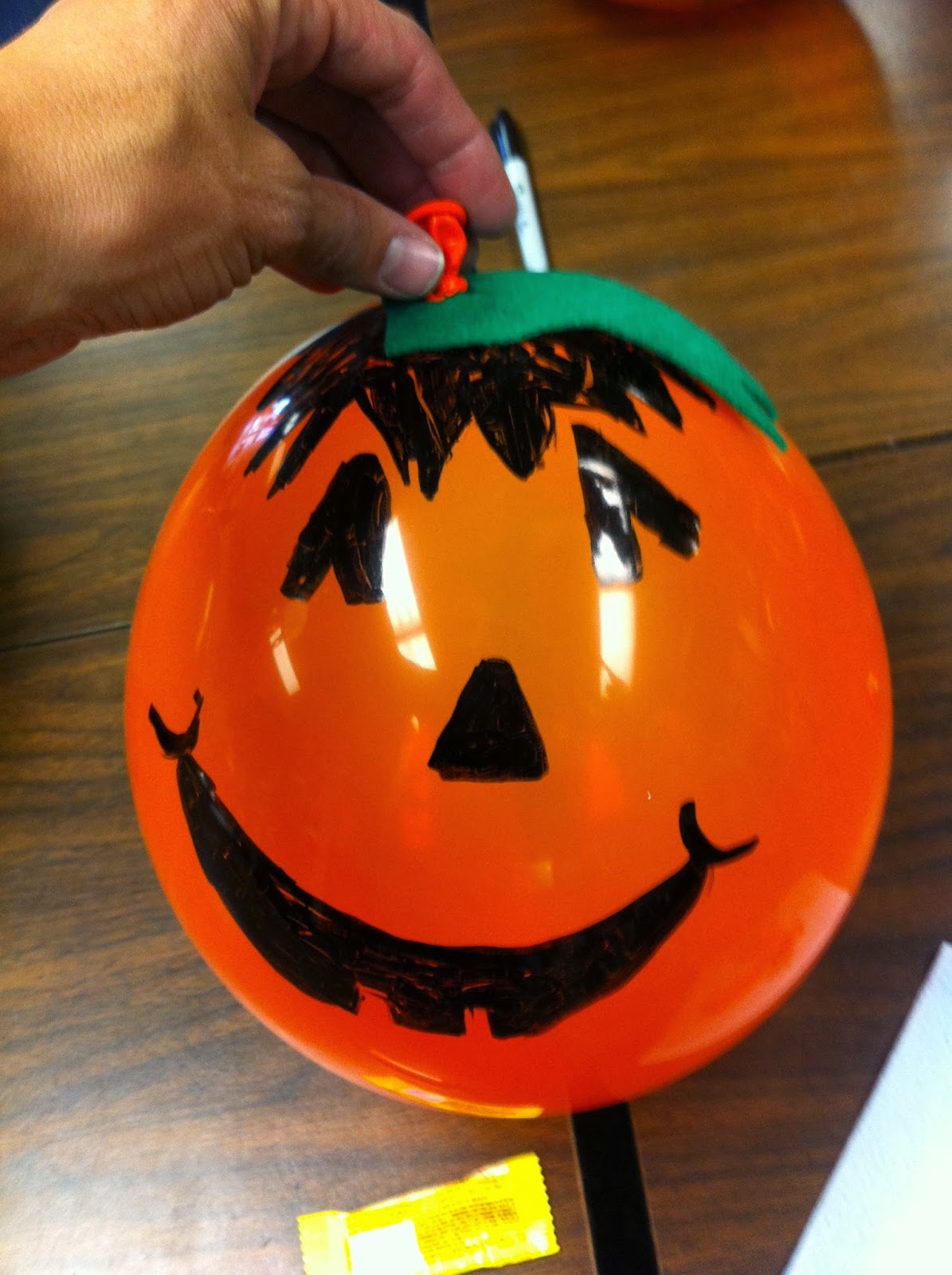 Mommy Lessons 101: Halloween Balloon Pumpkin Faces