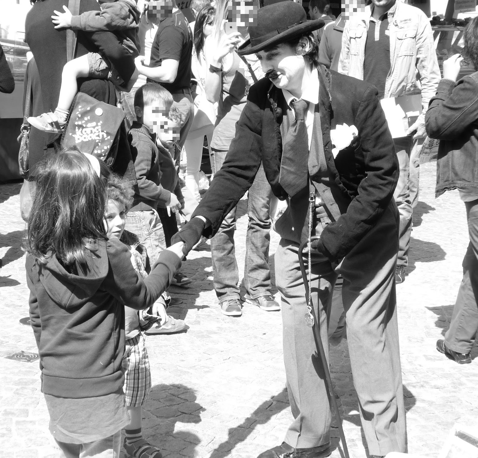 Mime Miss Charlies: A l’extérieur comme sur scène, Miss Charlie's