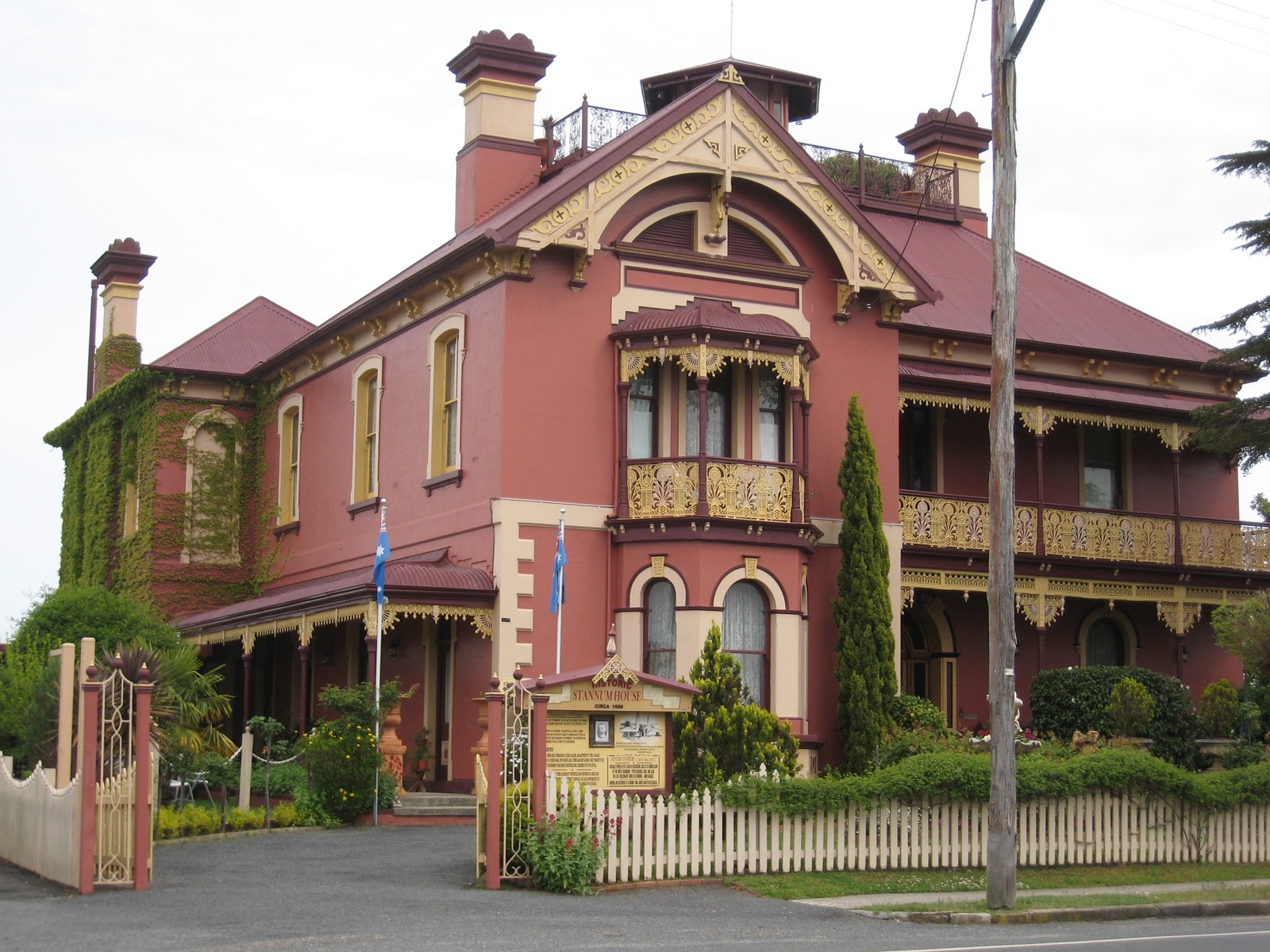"THE LEYLAND SISTERS": TENTERFIELD - POPULATION: 3,130