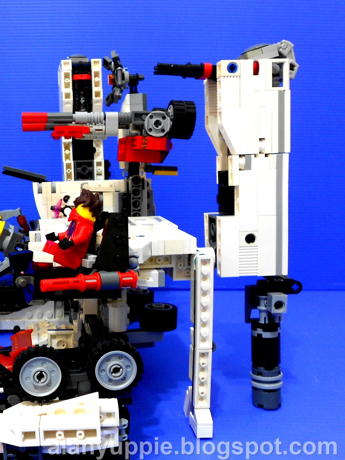 Alanyuppie's LEGO Transformers: LEGO Metroplex: Part 3 of 3: Base Mode