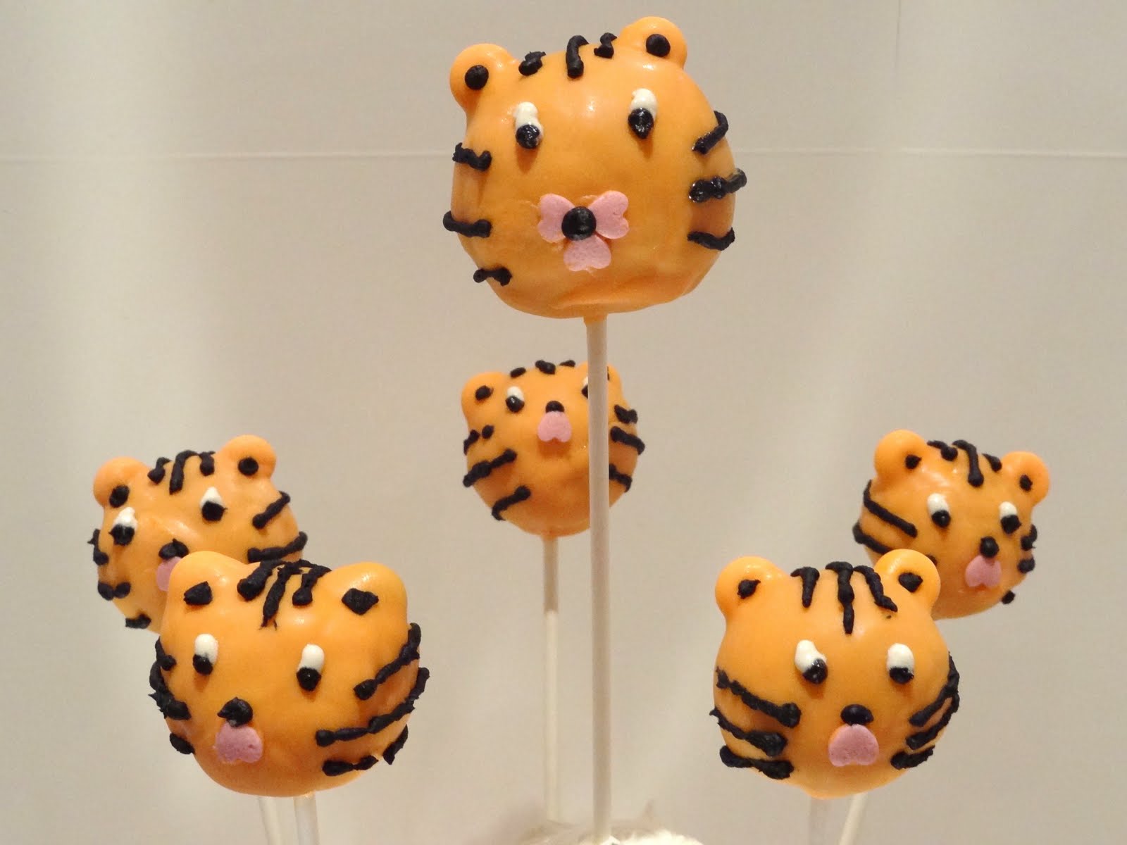 Sweet Stix - A Little Touch of Sweetness: Giant Tiger Cupcake with Herd ...