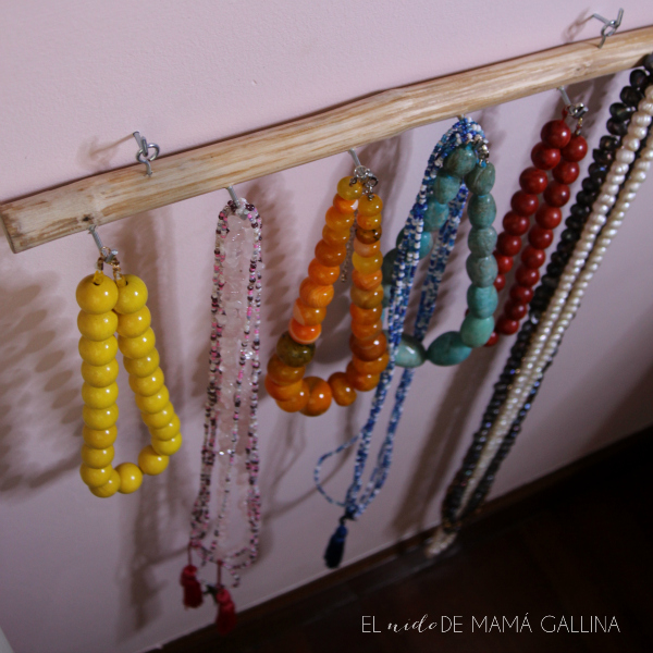 DIY: CÓMO HACER UN COLGADOR DE COLLARES CON UN PALO / EL nido DE MAMÁ ...