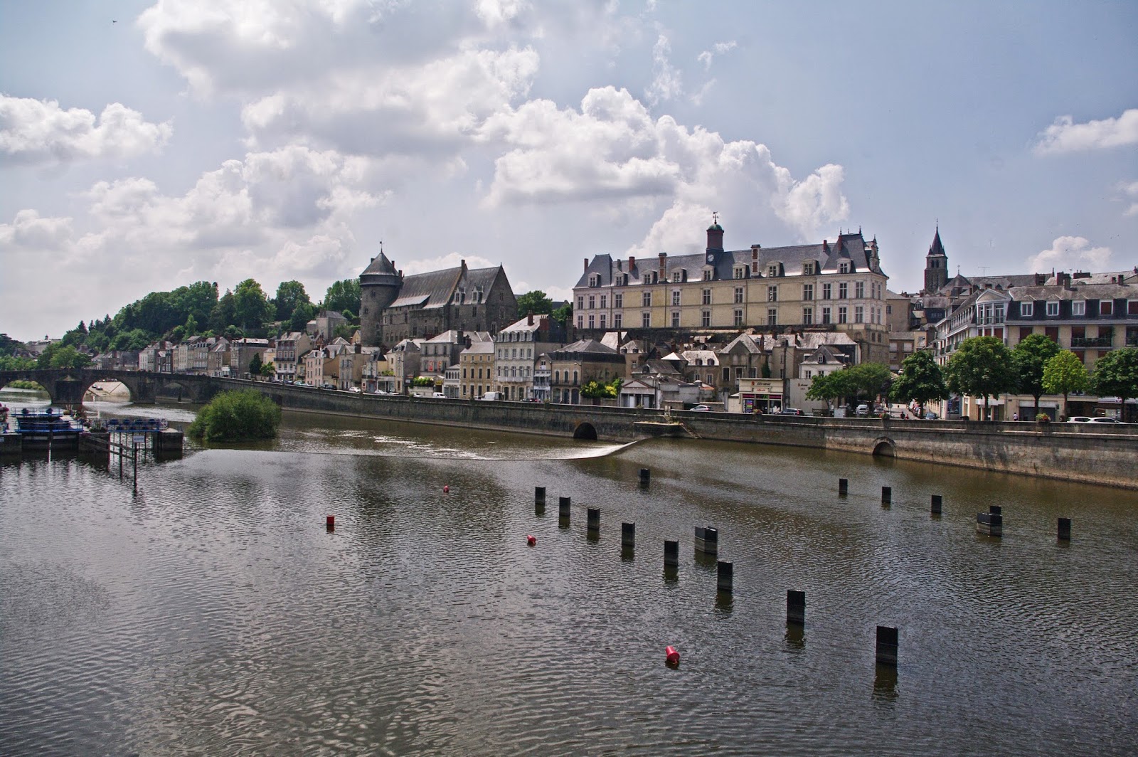 Images de France.: Découverte de la MAYENNE : LAVAL.