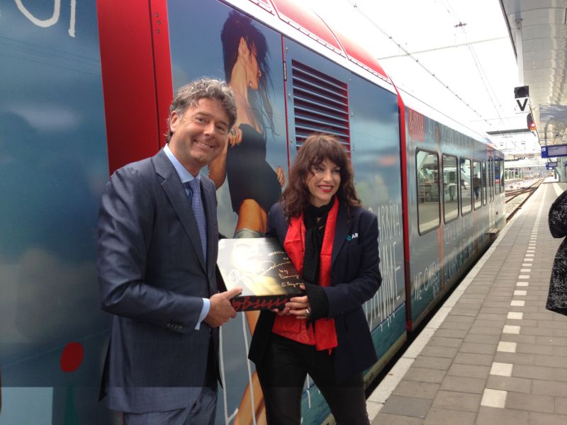 Ellen ten Damme siert de trein - Ov-nieuws