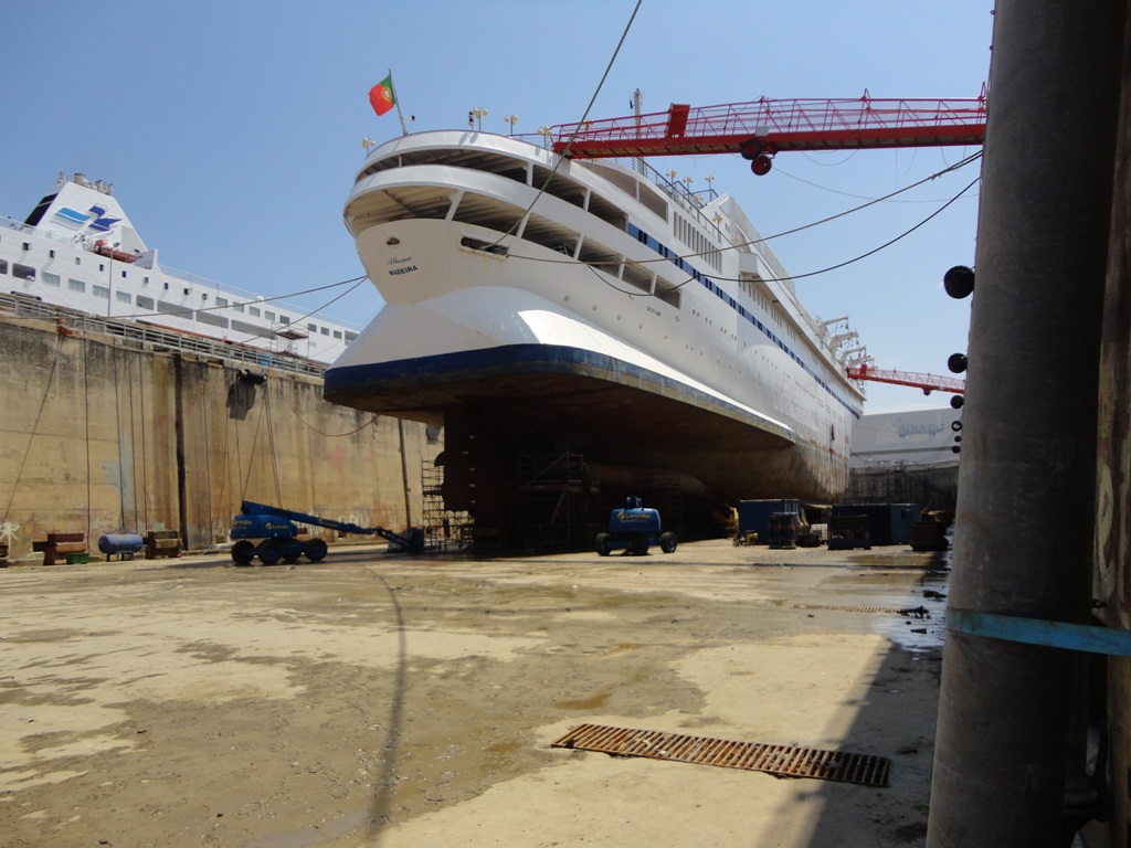 Sergio@Cruises: Novo "Azores" (ex. Athena) em doca seca em Marselha