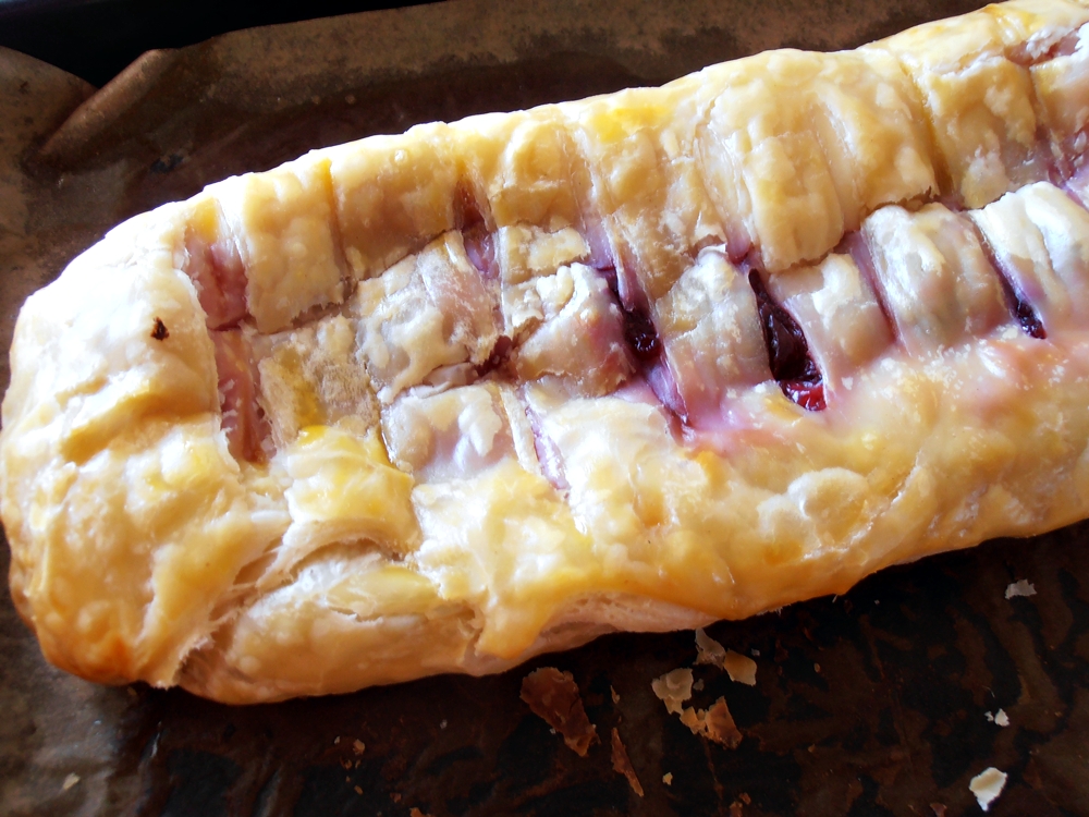 Strudel cu visine si budinca - CAIETUL CU RETETE