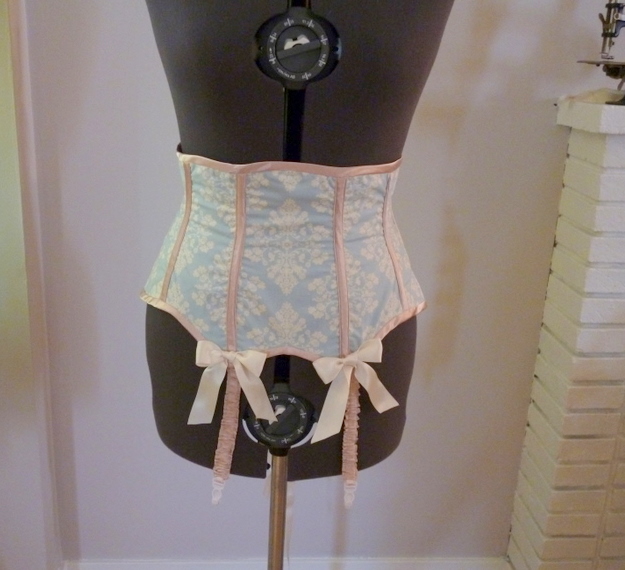 Ohhh Lulu...: Ooh la la Pin Up Sew-Along... Adding Bows.
