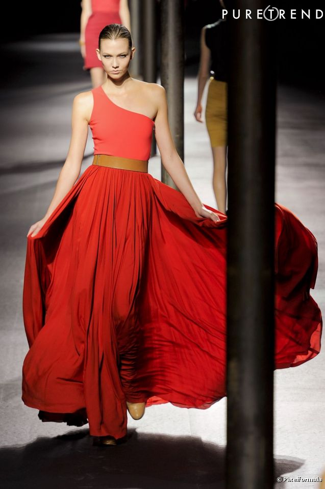 estilos e caftans da Ana Matta: A sensualidade do ombro só