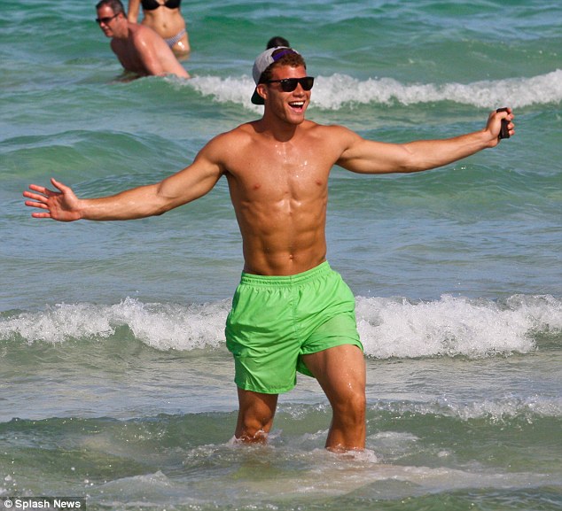 Abs-olutely fantastic! NBA player Blake Griffin shows off his buff body ...