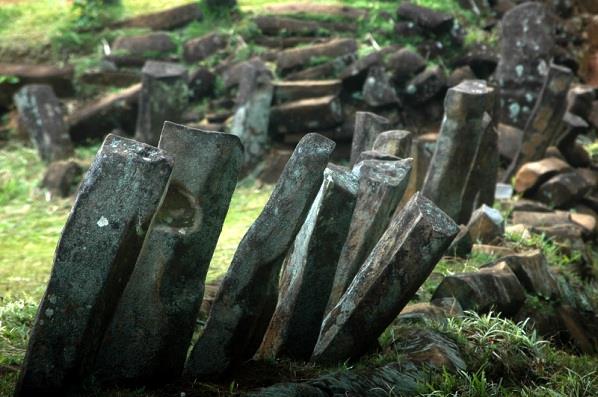 BATU MEHIR PADA ZAMAN MEGALITIKUM - SEJARAH, CERITA, LEGENDA & MITOS