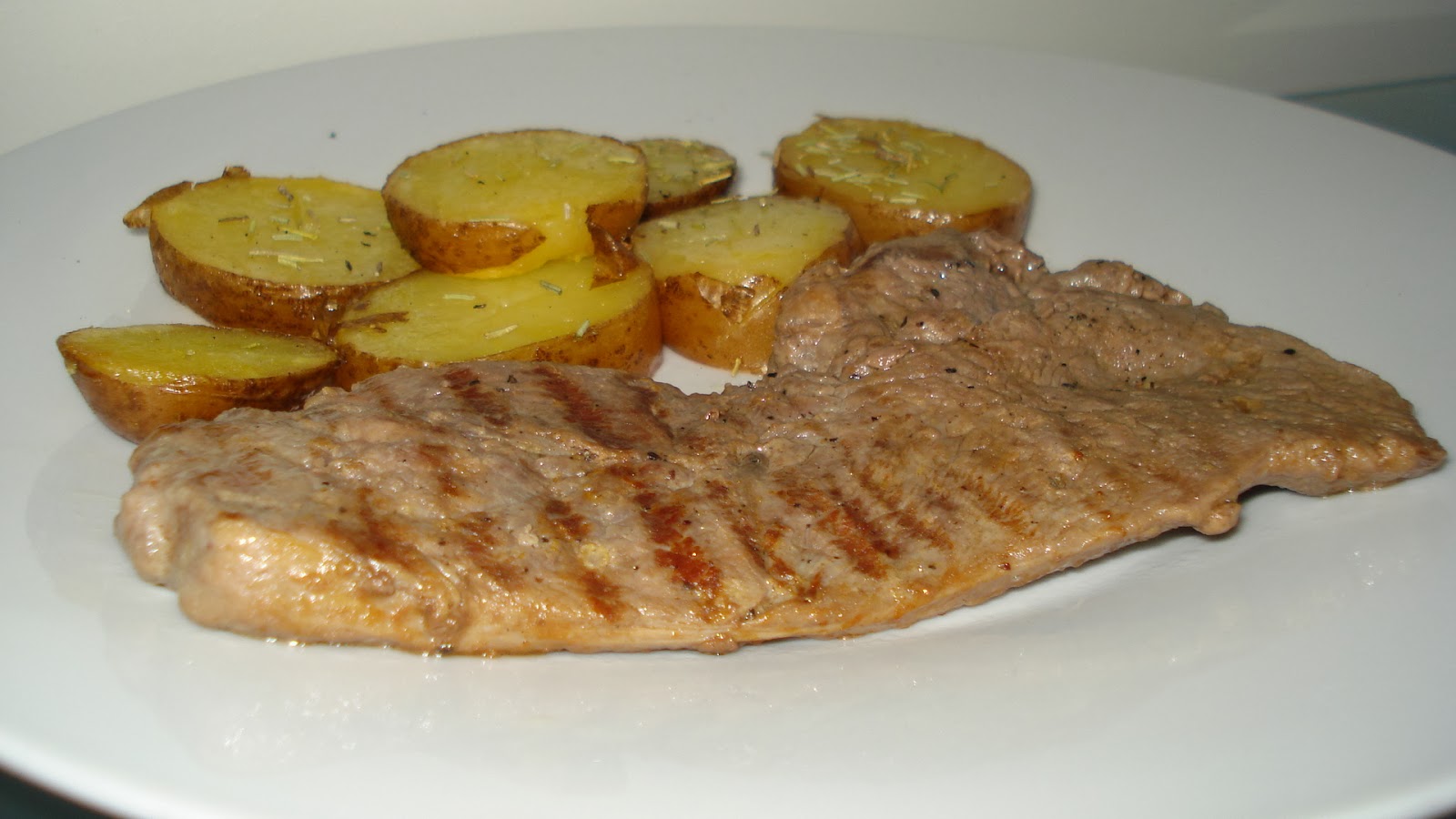 Receita do meu prato: Bife de alcatra com batatas e alecrim!