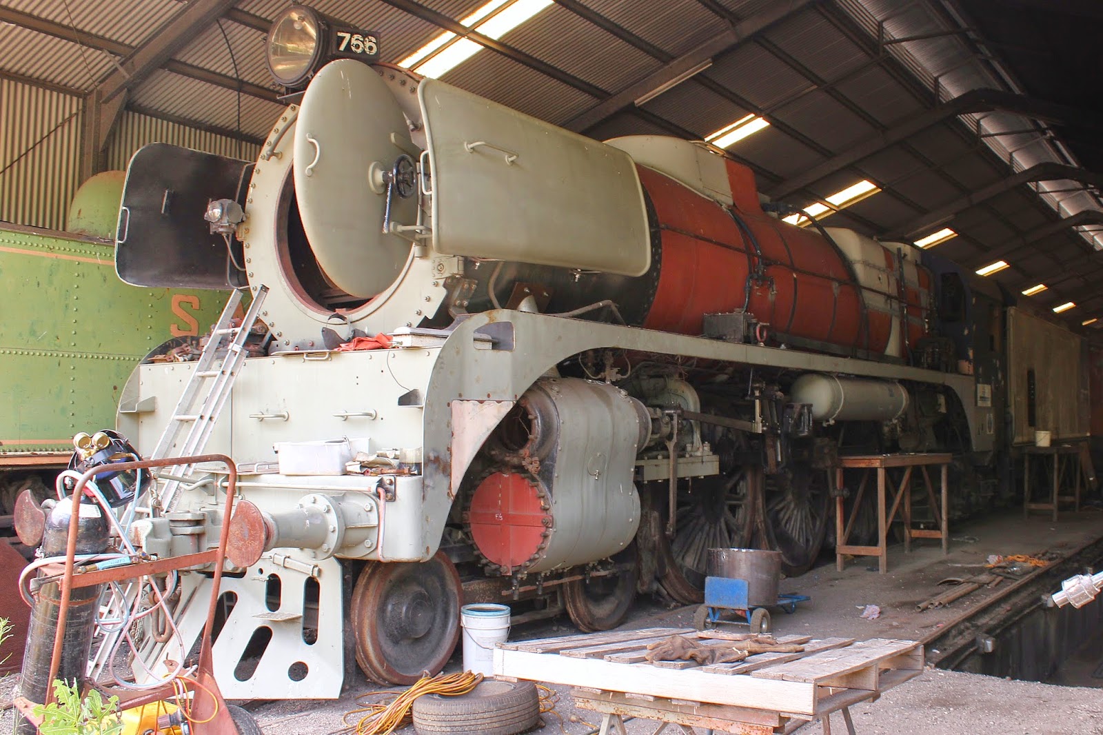 rusted2therails: R766 The standard gauge R class