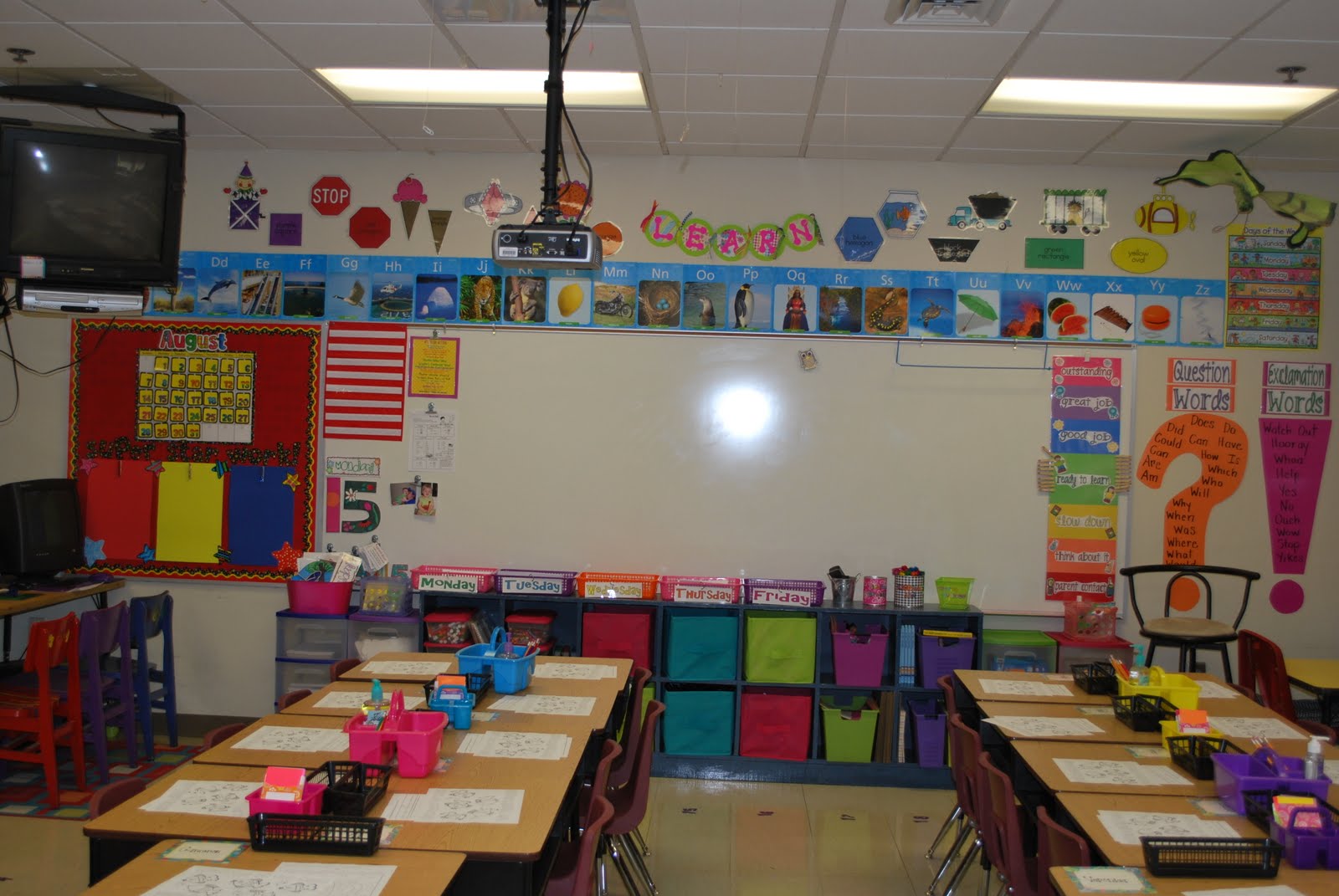 Mrs. Lee's Kindergarten: My Sister's Second Grade Classroom Pics!