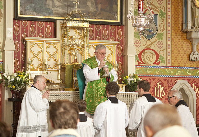 CATHOLICVS: S. E. R. Bernard Longley, Arzobispo de Birmingham, oficia ...