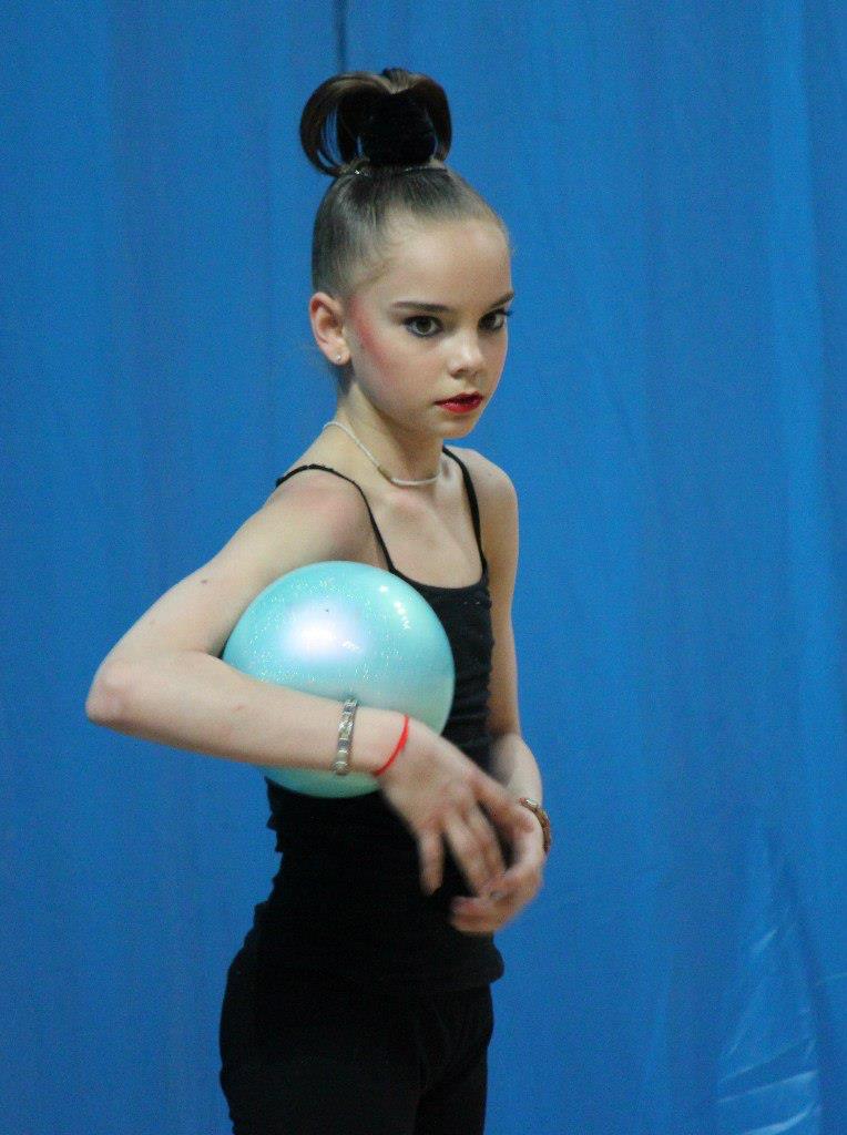 Averina Twins Fan Blog: How can I differentiate Dina and Arina?