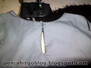 cara menjahit bukaan kancing sengkelit pada kerung leher baju