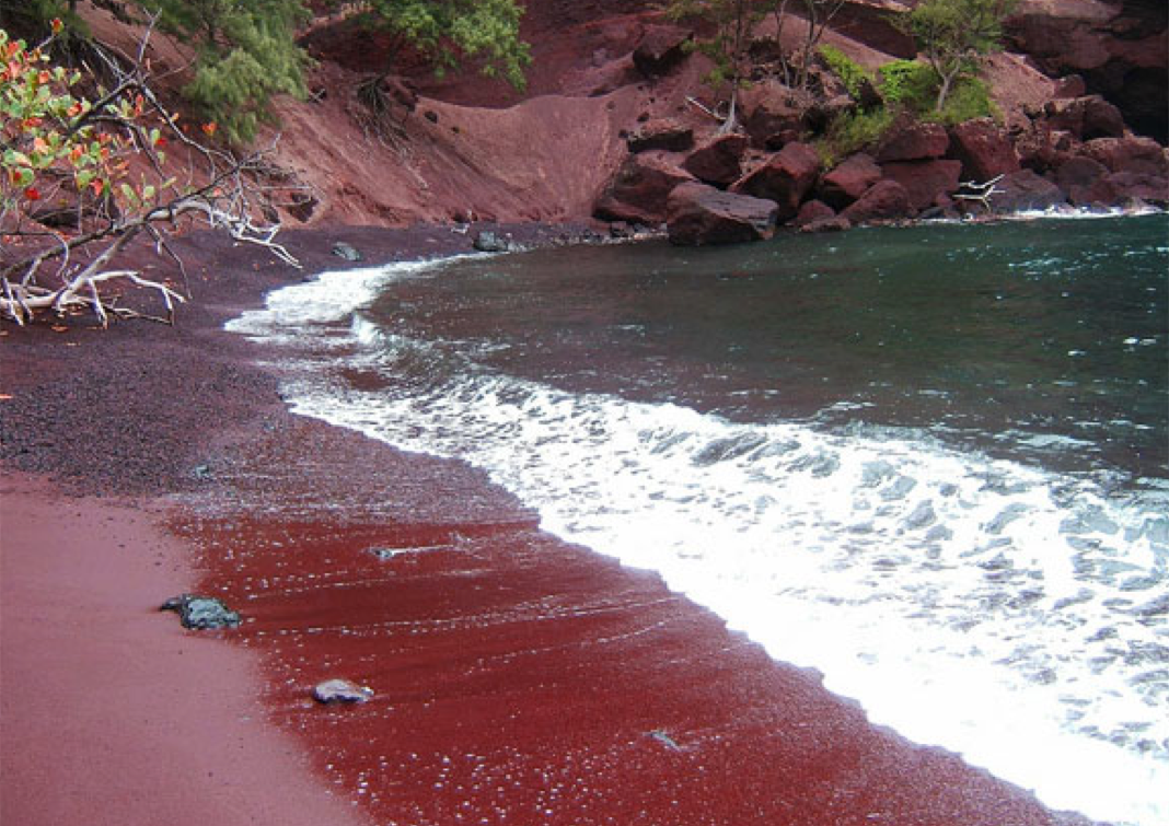 LOS PARAISOS MARÍTIMOS: Playas con arenas de color