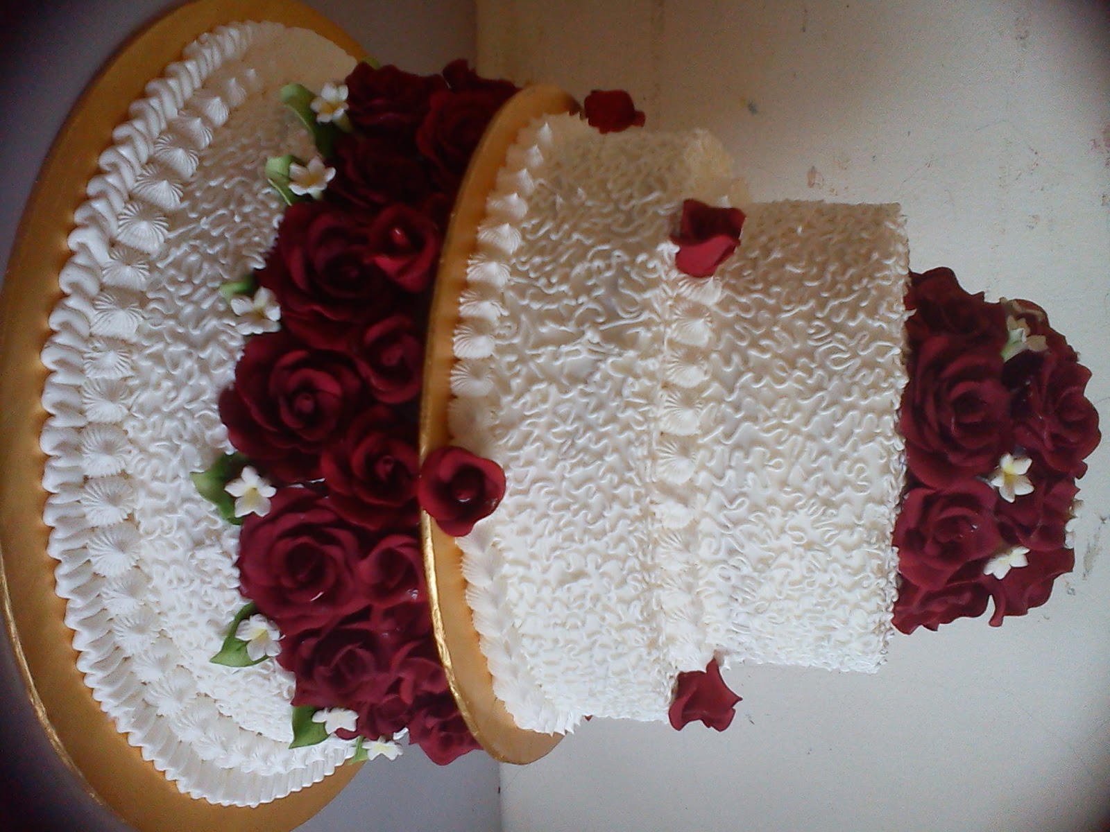 Balqisyia's Choc Shop: WEDDING CAKE - MAROON THEME