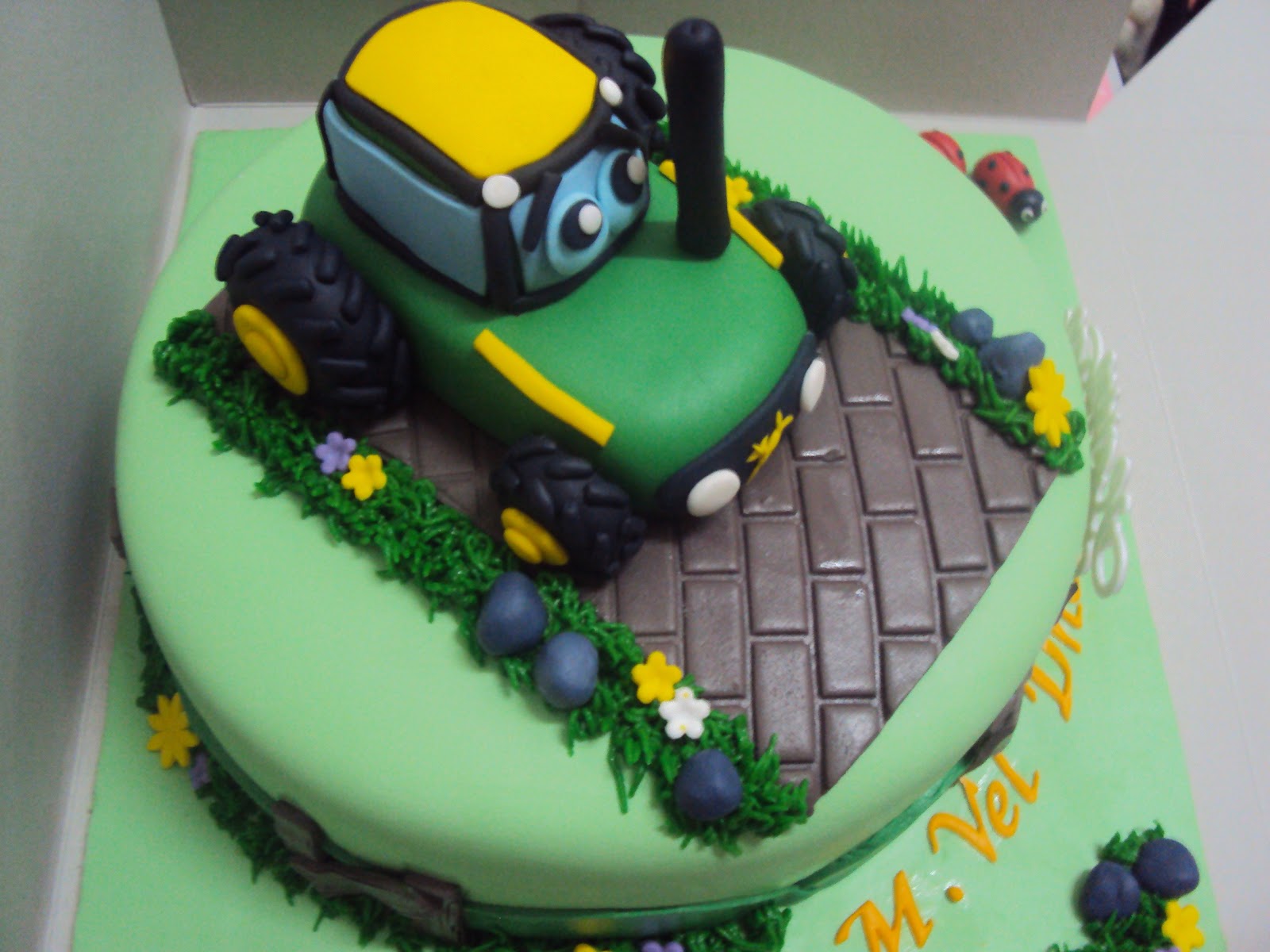 L'mis Cakes & Cupcakes Ipoh Contact : 012-5991233 : Fondant Tractor Cake