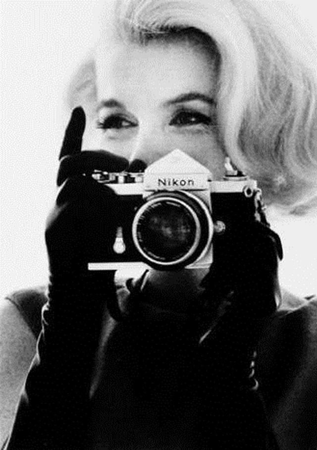 30 Amazing Vintage Photos of Celebrities Posing With Their Cameras ...