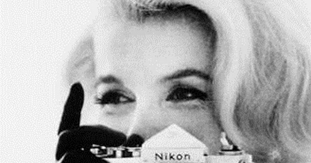 30 Amazing Vintage Photos of Celebrities Posing With Their Cameras ...