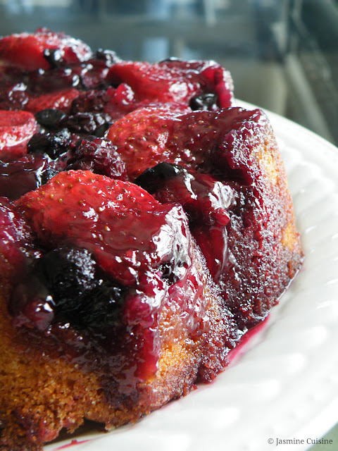 Gâteau renversé aux fruits des champs - Jasmine Cuisine