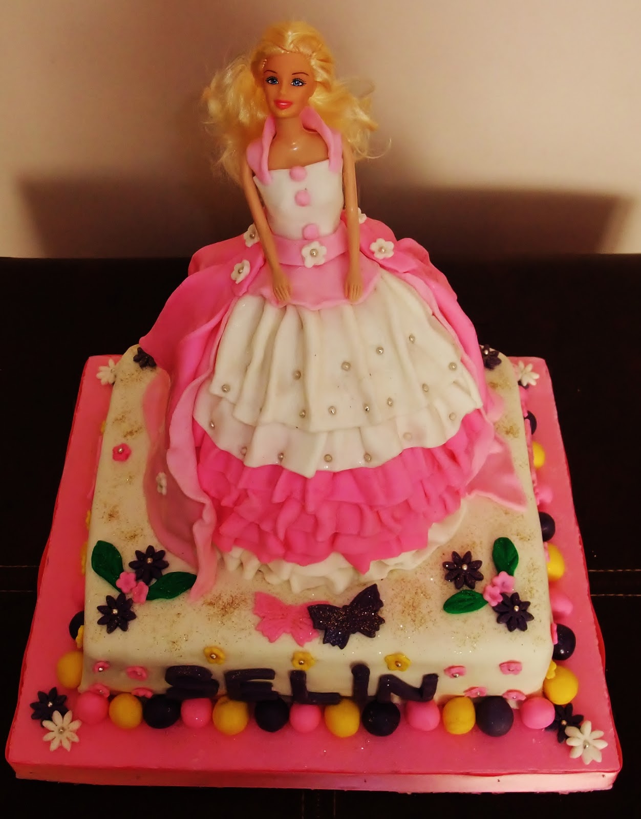 İpek Butik Pasta ,Çikolata ve Kurabiye: barbie pasta