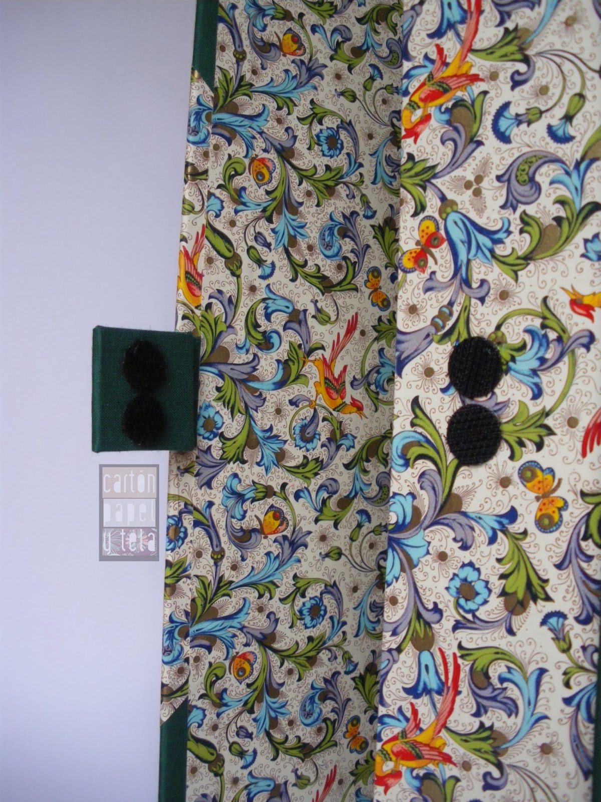 Cartón, papel y tela: Caja-libro portapapeles