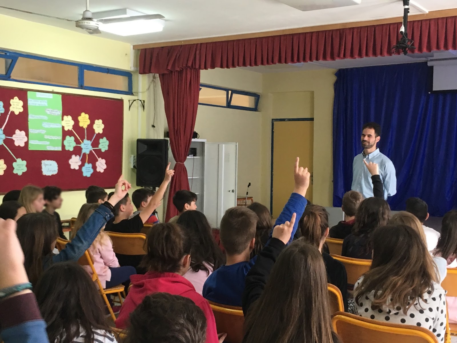 Με Άλλα Μάτια : ΣΤΟ 26ο ΔΗΜΟΤΙΚΟ ΣΧΟΛΕΙΟ ΙΛΙΟΥ Ο ΒΑΓΓΕΛΗΣ ΑΥΓΟΥΛΑΣ