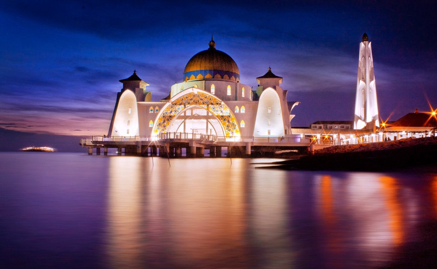 Best Place In Melaka, Malaysia: MALACCA STRAITS MOSQUE