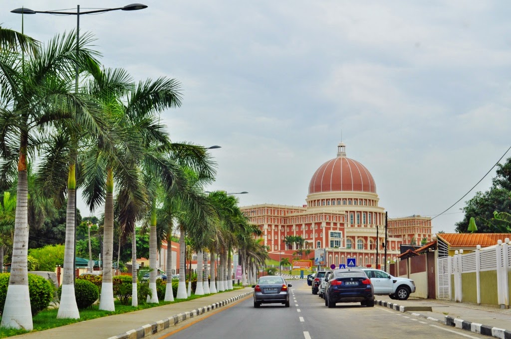 Luanda, uma cidade a rebentar pelas costuras - O Berço do Mundo