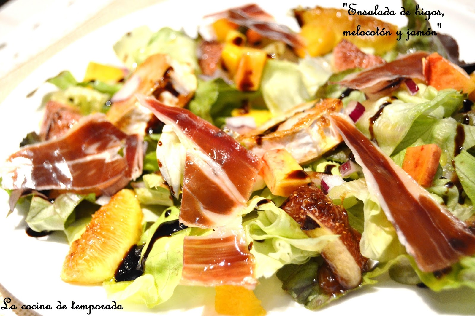 La cocina de temporada: Ensalada de higos, melocotón y jamón