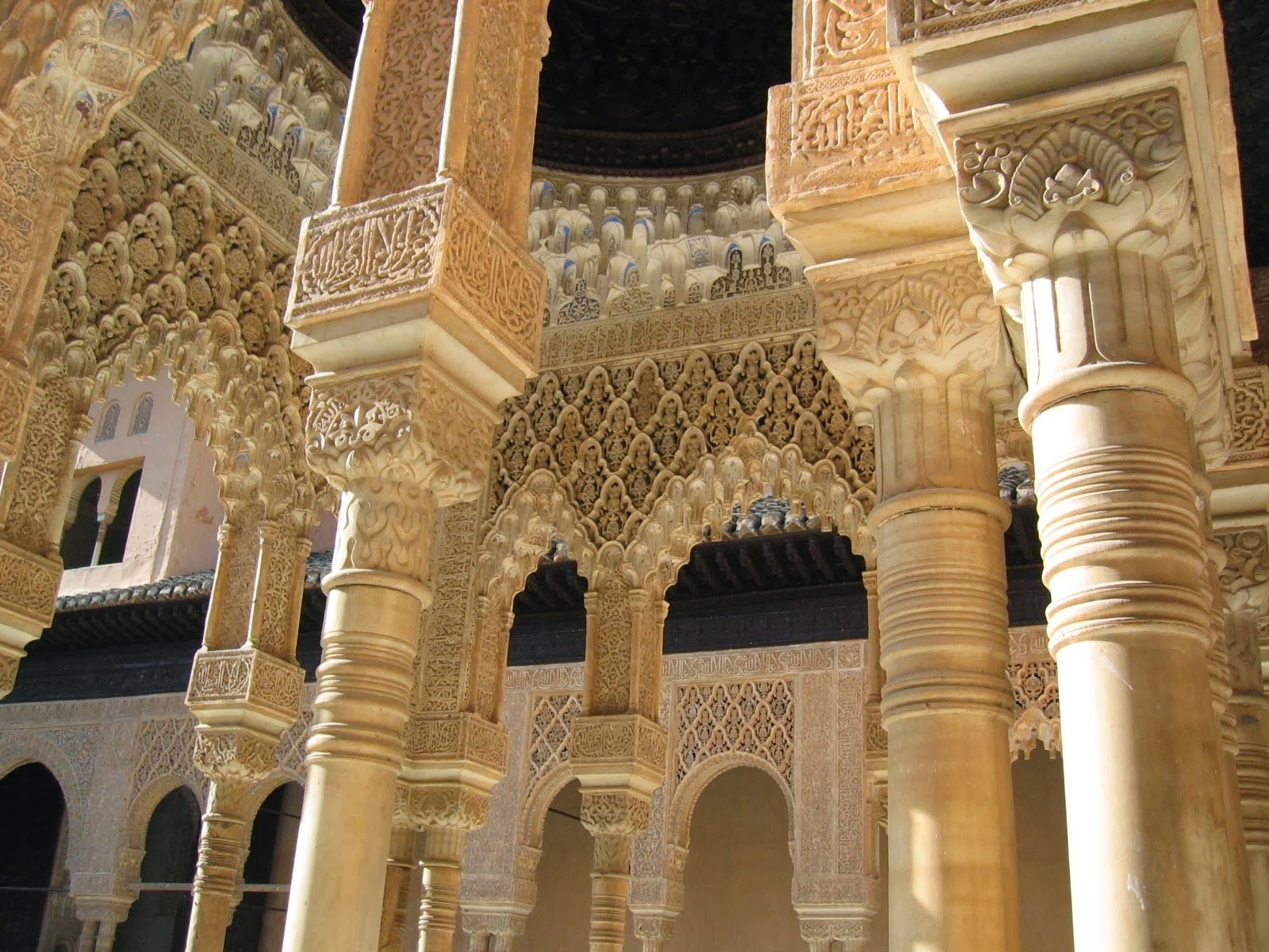 Pinceladas Actuales: La Alhambra, Cumbre del Arte Andalusí