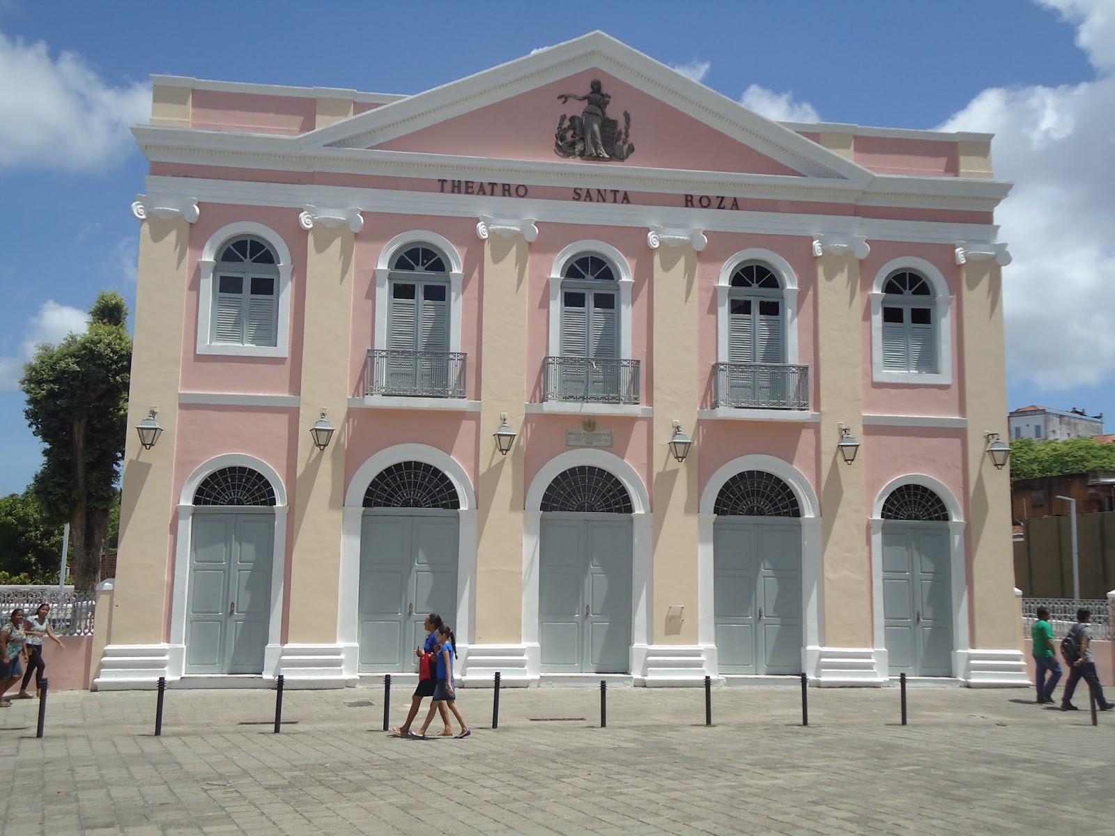 A Cidade e a História: Abrem-se novamente as portas do Teatro Santa Roza
