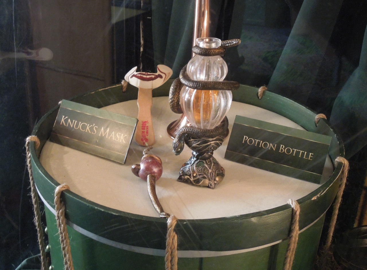 Hollywood Movie Costumes and Props: Original props featured in Oz The ...